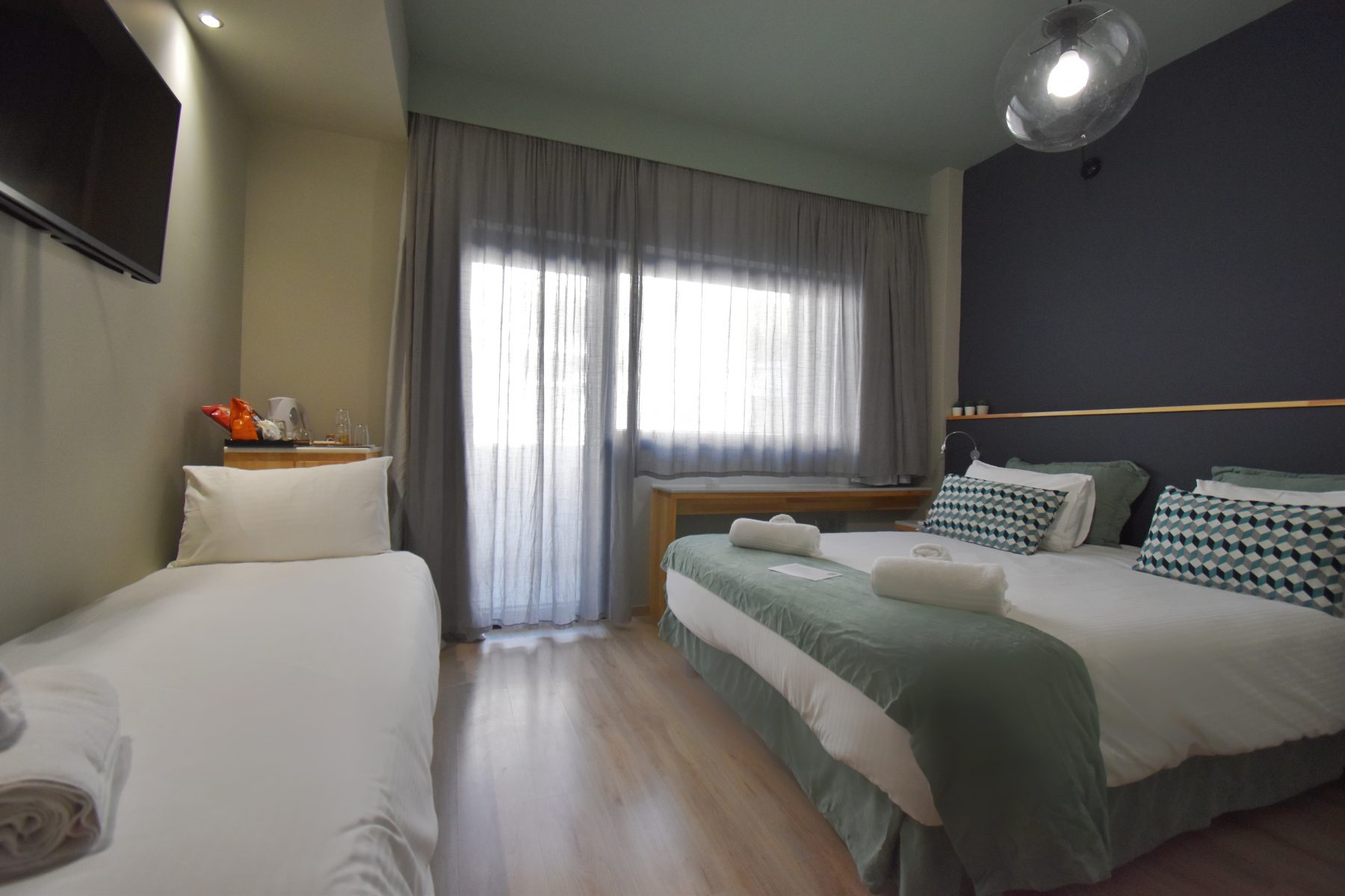 Triple room (balcony) – Be My Guest Athens
